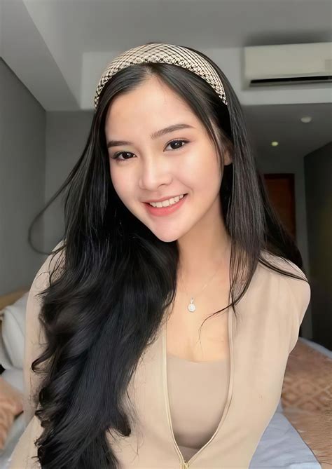 Pin oleh b bbb di Simpan Cepat di 2025 | Orang cantik, Foto gadis ...