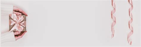 파스텔 소박한 배경에 공예 종이와 분홍색 리본으로 포장 된 선물 상자를 들고 여자의 손으로 배너 2020년에 대한 스톡 사진 및 기타 이미지 Istock