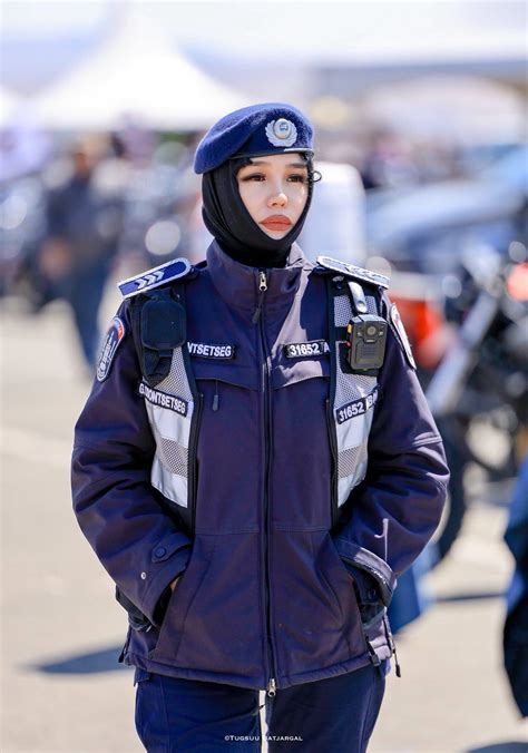 А Эмч цагдаа хуульч гээд Төрийн албаны дүрэмт хувцастай эмэгтэй хүмүүс цаанаа нэг гоё