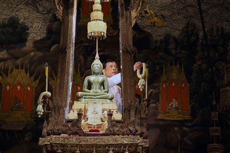 ชมภาพในหลวง พระราชินี เจ้าฟ้าสิริวัณณวรีฯ เสด็จฯ ไปทรงเปลี่ยนเครื่องทรงฤดูร้อน พระแก้วมรกต