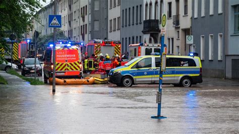 Saarland Wegen Dauerregens Und Hochwasser Im Ausnahmezustand
