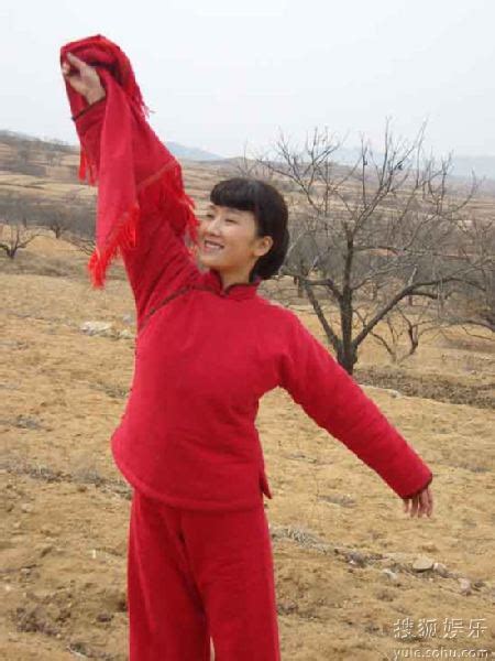 李念一袭红衣点亮《沂蒙六姐妹》 搜狐娱乐