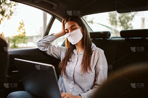 戴着防护面具的年轻女子