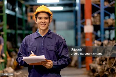 아시아 공장 남자 또는 창고 노동자 미소 홀드 클립 보드 와 쓰기 데이터 의 제품 품질의 또한 카메라에 보고 자동차 공장에 대한 스톡 사진 및 기타 이미지 Istock