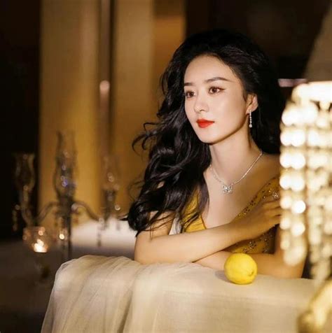 明星紅毯來了！趙麗穎金色長裙盡顯溫柔，肖戰出場引起歡呼 每日頭條