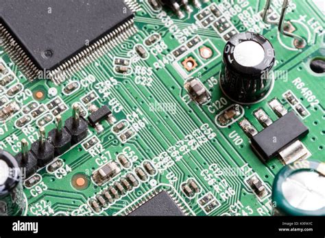 Circuito impreso con elementos semiconductores fotografías e imágenes