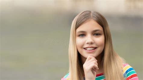 青少年女孩在复印空间广告外的肖像照 少女肖像 库存图片 图片 包括有 放血 生活方式 认为 童年 278227805