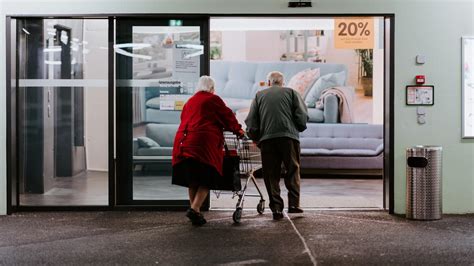 Coronavirus Christian Drosten warnt vor Virusausbreitung unter Jüngeren ZEIT ONLINE