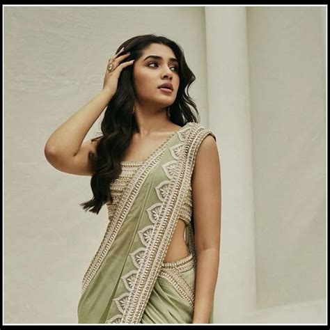 Krithi Shetty చీరకట్టులో కూడా ట్రెండ్ మనదే అన్నట్టు బేబమ్మ ఫోజులు వయ్యారాలతో చంపేస్తోన్న