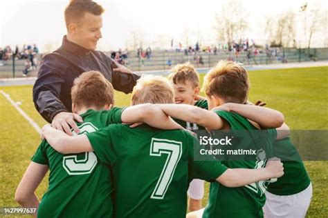 어린이를위한 스포츠 대회 소년 스포츠 팀 허들 코치와 젊은 축구 선수들이 모여 들었습니다 토너먼트 최종 경기 전에 모인 축구 팀의 아이들 스포츠팀에 대한 스톡 사진 및 기타