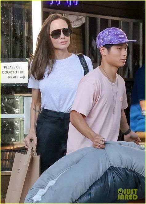 Angelina Jolie Xinh đẹp đi Sắm đồ Cho Thú Cưng Cùng Con Trai