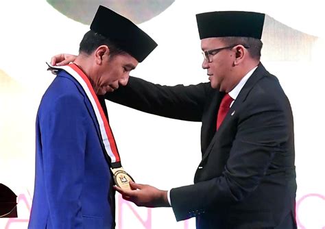 Presiden Jokowi Terima Penghargaan Tokoh Pemerataan Pembangunan