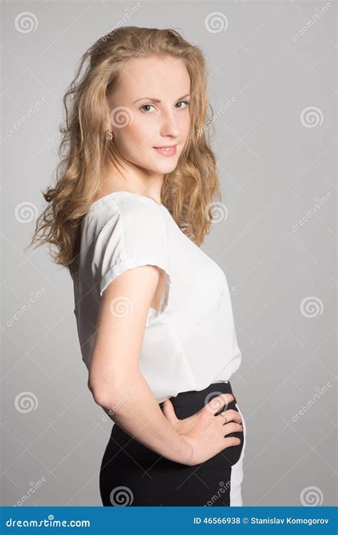 Recht Blonde Frau Mit Dem Gelockten Haar Stockfoto Bild Von