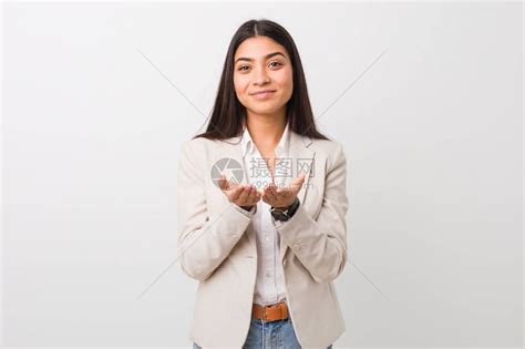 年轻的阿拉伯女商人在白种背景下被孤立高清图片下载 正版图片504130410 摄图网