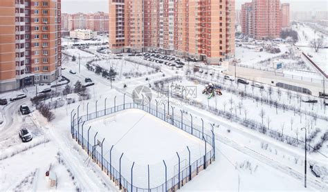新住宅区高层建筑外部混合用途城市多户住宅区背景的儿童运动雪地冬季体育场积极健康的高清图片下载 正版图片506225693 摄图网