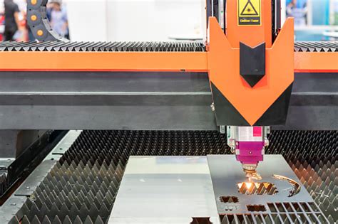 자동 및 고정밀 Cnc 플라즈마 레이저 절단기 조각 또는 천공 공작물 강판 접시에 대한 스톡 사진 및 기타 이미지 접시 차