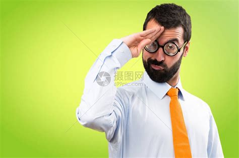 带着眼镜的有趣男人在多高清图片下载 正版图片505318867 摄图网