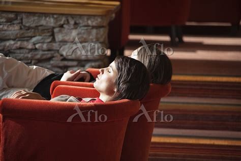 Two Women Resting In Armchairs 12703580 の写真素材 アフロ
