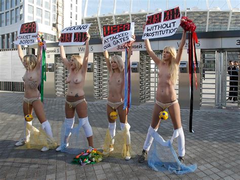Las Activistas Que Protestan En Topless Relataron El Horror Que