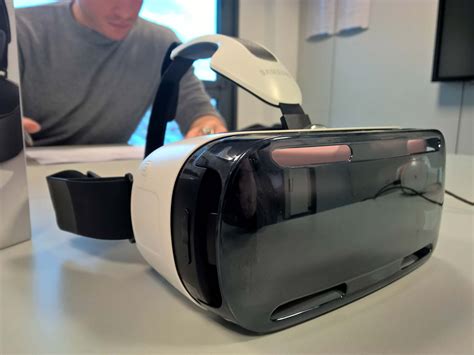 Samsung Gear VR: un video lo mostra all'opera con il Galaxy S6 e S6 Edge