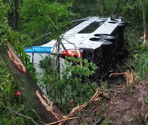 Ônibus da Catarinense tomba na BR 277 e deixa ao menos 8 feridos no