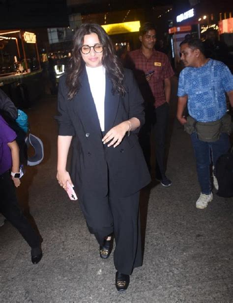 राघव चड्ढा संग शादी की खबरों के बीच एयरपोर्ट पर स्पॉट हुईं परिणीति चोपड़ा कैमरे के सामने ब्लश