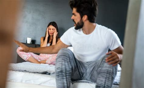 Casal Com Argumentos E Problemas Sexuais Na Cama Imagem De Stock Imagem De Crise Quarentena