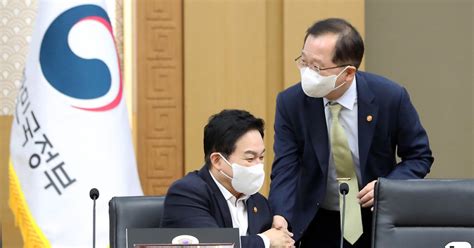 국무회의 인사 나누는 조승환 해양수산부 장관