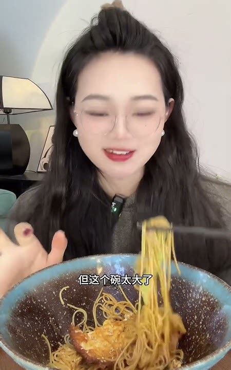 厨房小白也能学会葱油拌面，超有食欲，白水煮面后放两勺葱油酱，放几片菜叶，一口下去满嘴葱油香，嘎嘎好吃 葱油拌面 葱油酱汁 爱上美食 Youtube