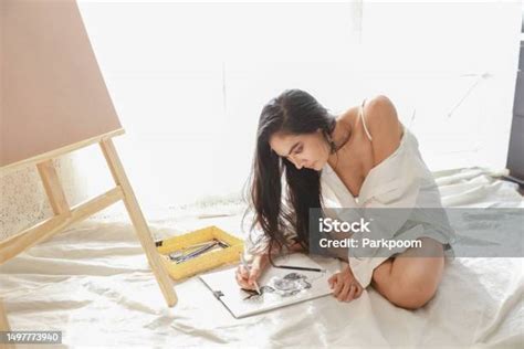Artis Wanita Asia Dengan Kemeja Putih Gambar Dengan Pensil Di Ruang