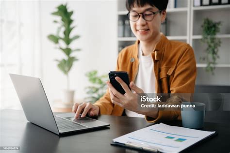 사업가의 손 스마트폰 태블릿 및 노트북 키보드 컴퓨터에 타이핑 타이핑 사무실에서 온라인 20 24세에 대한 스톡 사진 및 기타