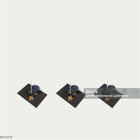 마녀의 모자 할로윈을위한 마녀의 빗자루 마티니 유리에 검은 색 액체 흰색 배경에 패턴 최소한의 휴일 축하 공포 개념 가을에 대한