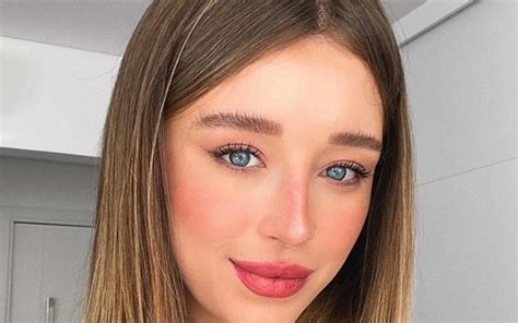 Duda Reis Mostra Detalhes De Look Recortado Vogue Celebridade