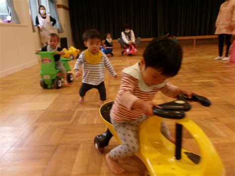 自然がいいね人情がいいねすくすく伸び伸びせとやこども園 雨の日も楽しく過ごしているよ乳児部