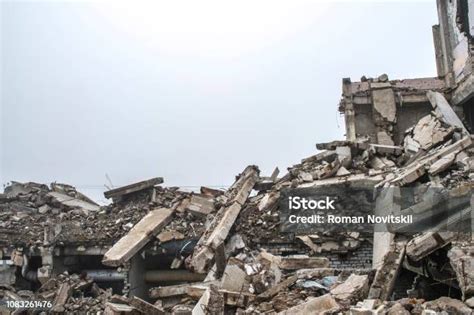 杭と建物を破壊の石からの灰色のコンクリート破片の巨大な山破壊の影響 くしゃくしゃのストックフォトや画像を多数ご用意 くしゃくしゃ
