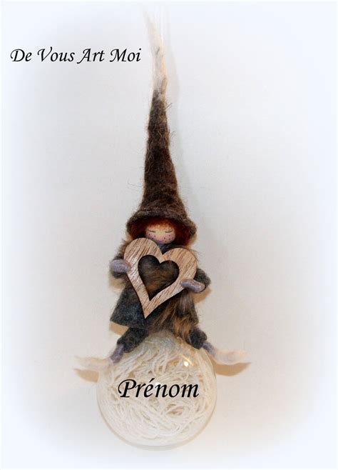 Boule lutin de Noël fait main en verre personnage en laine prénom à personnaliser noël féerique