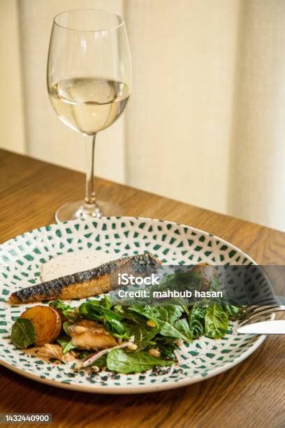 퀴노아 파슬리 및 야채와 함께 불구르를 곁들인 Tabbouleh 샐러드 파슬리 민트 불구르 건강한 생활방식에 대한 스톡 사진 및