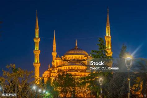 골든 조명과 함께 밤에 블루 모스크 황혼에 이스탄불의 넓은 전망 술탄 아흐메트 Camii 모스크와 여섯 개의 첨탑 건축에 대한