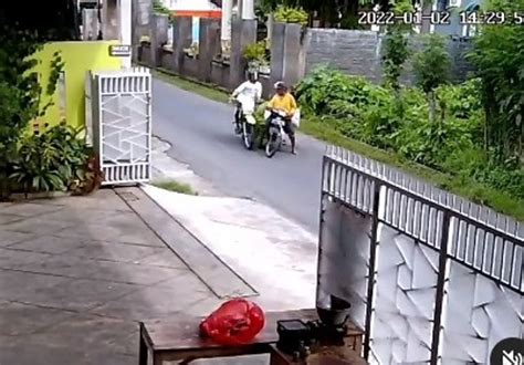 Aksi Sopan Pemuda Usai Tak Sengaja Serempet Pemotor Lansia Langsung