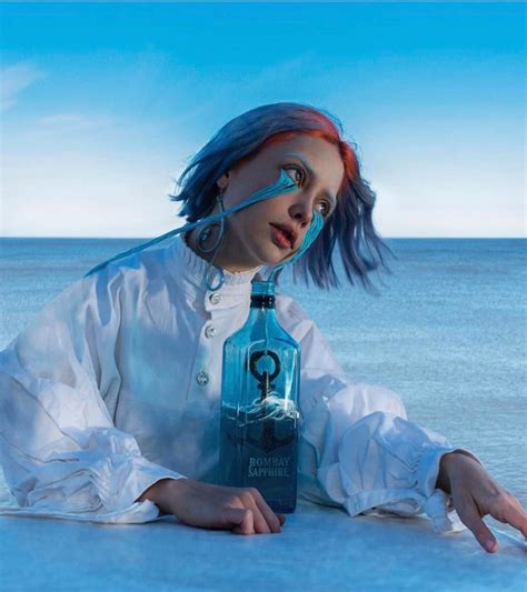 Không ngại khác biệt hot girl Nga gây sốt với những bức ảnh kỳ quái đầy màu sắc