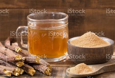 감 초 차glycyrrhiza 나무의 컵입니다 감 초 뿌리는 간 기침 감염에 대 한의 약 속성 이며 소화 차 뜨거운 음료에 대한