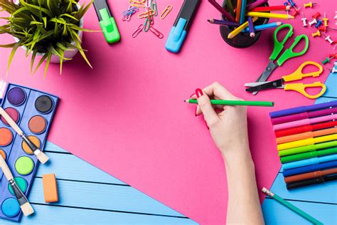 여자의 손을 분홍색 종이에 그리기입니다 학교 또는 예술 배경 가위에 대한 스톡 사진 및 기타 이미지 가위 개념 개인 장식품 Istock