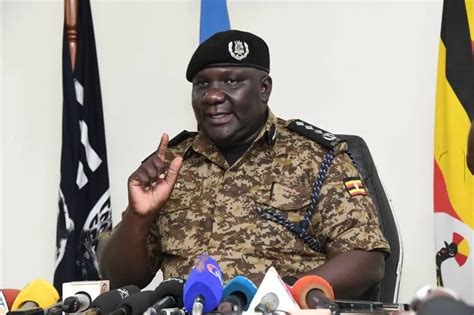 Omuvubuka Abadde Atigomya Abawala Ne Laavu Akwatiddwa