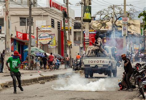 Членови на две различни банди на Хаити упаднале во градот Мирабалис и ослободиле 500 затвореници