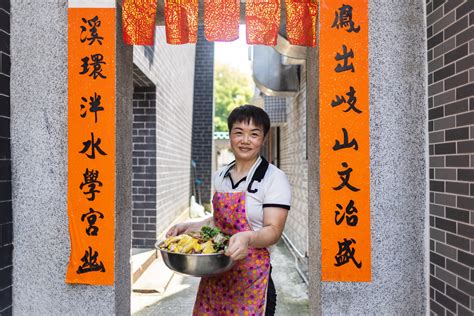 香港非遺系列─盆菜 盆菜 新界本地圍村傳統會在宗族祭祀、打醮、婚嫁、添丁「點燈」、祠堂開光等場合，烹煮盆菜以饗族人， Flickr