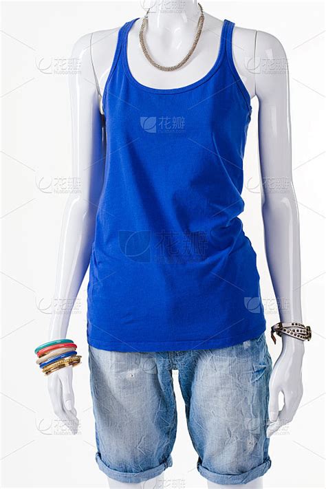 短裤，上衣和首饰。