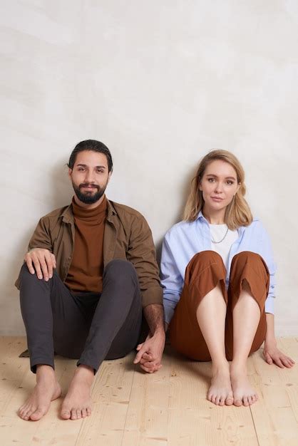 Hombre Y Mujer Sentada En El Piso Foto Premium