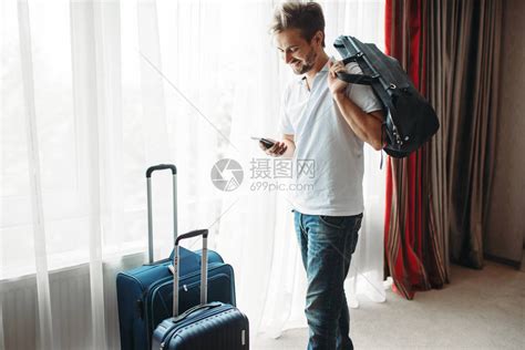 提着手提箱的年轻人准备旅行度假概念的费用行李准备高清图片下载 正版图片505425908 摄图网