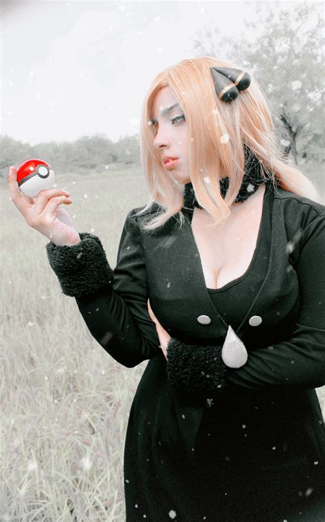 Pokemon Champion Cynthia Cosplay