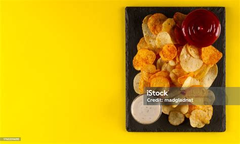 검은 슬레이트 서빙 보드에 흰색과 빨간색 딥 소스를 곁들인 감자 칩 0명에 대한 스톡 사진 및 기타 이미지 0명 감자 요리 감자 칩 Istock